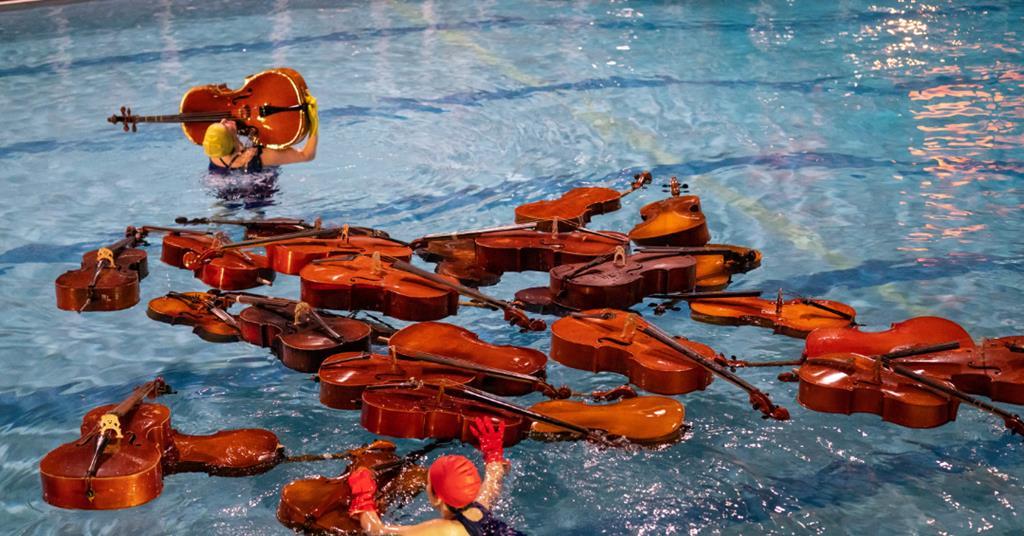 30 cellos in a Chicago swimming pool | Gallery | The Strad