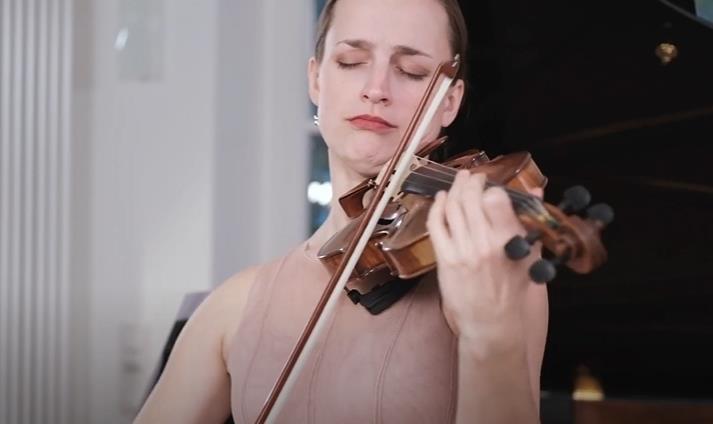 The Strad Video - Violinist Laura Zarina performs Canzona by Joachim ...