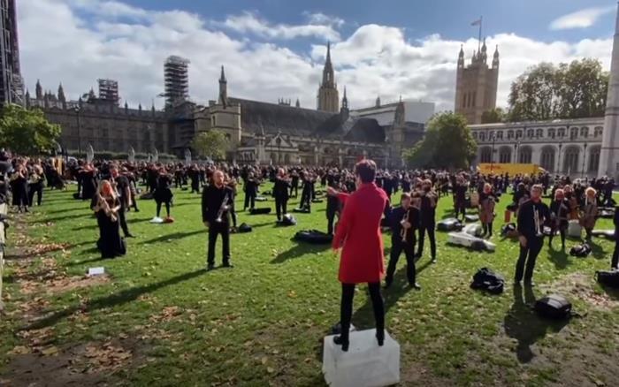 400 orchestral players take part in musical protest in UK’s Parliament ...