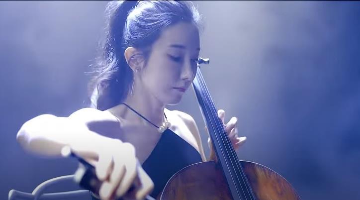 The Strad - Cellist Hee-Young Lim performs Ravel | The Strad