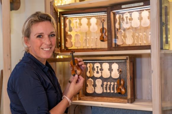 Luthier creates tiny playable violins during lockdown | News | The Strad