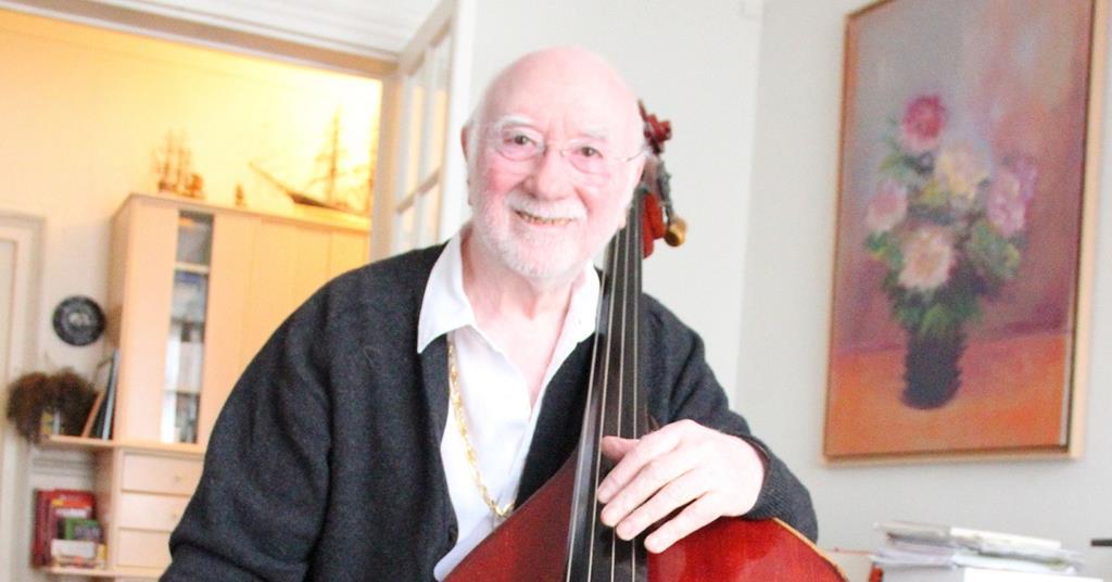 Left-hand pivots and the crab fingering system with bassist François ...