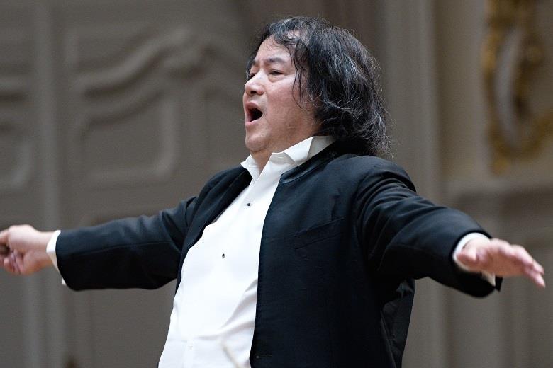 Conductor ploughs on despite clothing mishap | News | The Strad