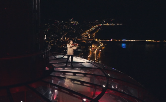 The Strad Video - Violinist performs The Snowman… 450 feet above ground ...
