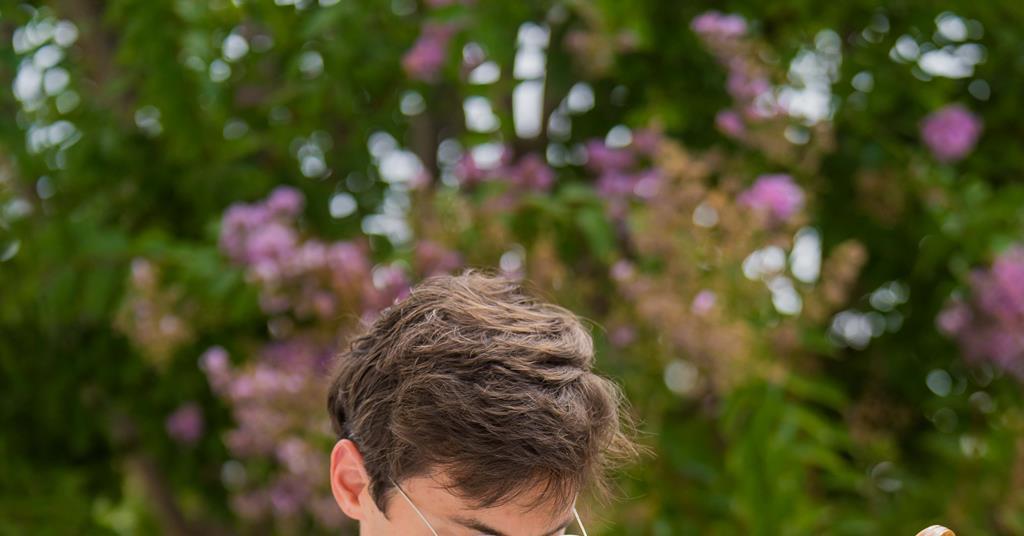 The Strad - A Brothers Amati viola to a cello called 'Ginger': more ...