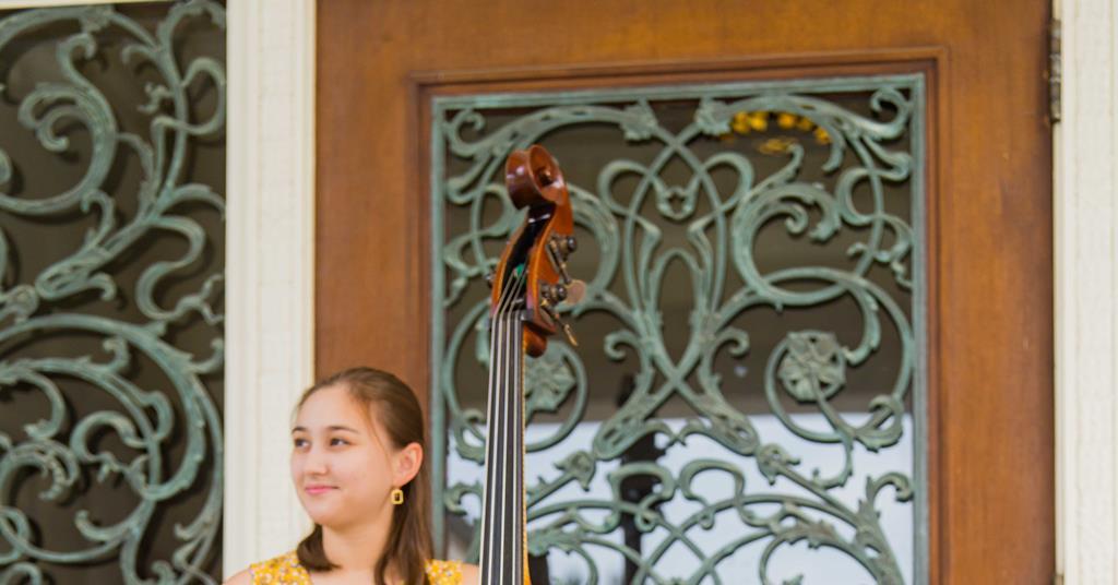 The Strad - A Brothers Amati viola to a cello called 'Ginger': more ...