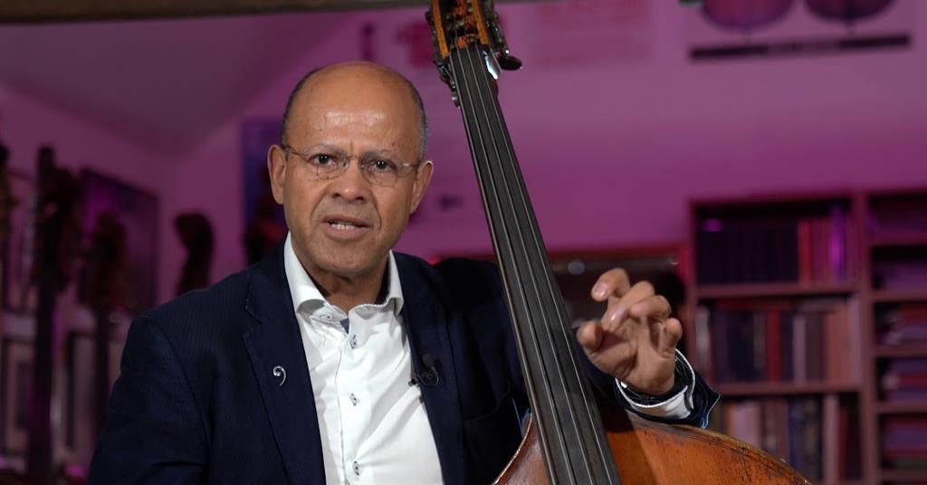 Leon Bosch: clear and resonant harmonics on the double bass | Video ...