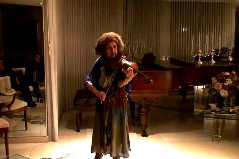 Ida Haendel plays informally in 2009 | Video | The Strad