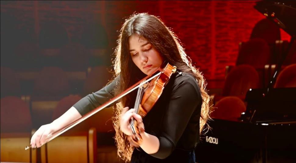Sara Zeneli plays ‘il Cremonese’ Stradivari at the Museo del Violino ...