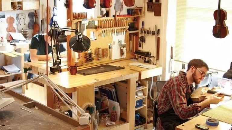 How do violin making students learn to assess an instrument's sound ...