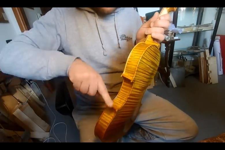 Luca Ruggiero: Spreading varnish with the fingers | Video | The Strad