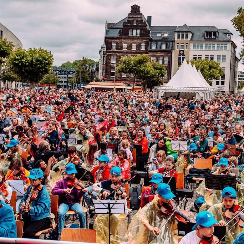 The Strad News - 1353 string players set record for largest string ...